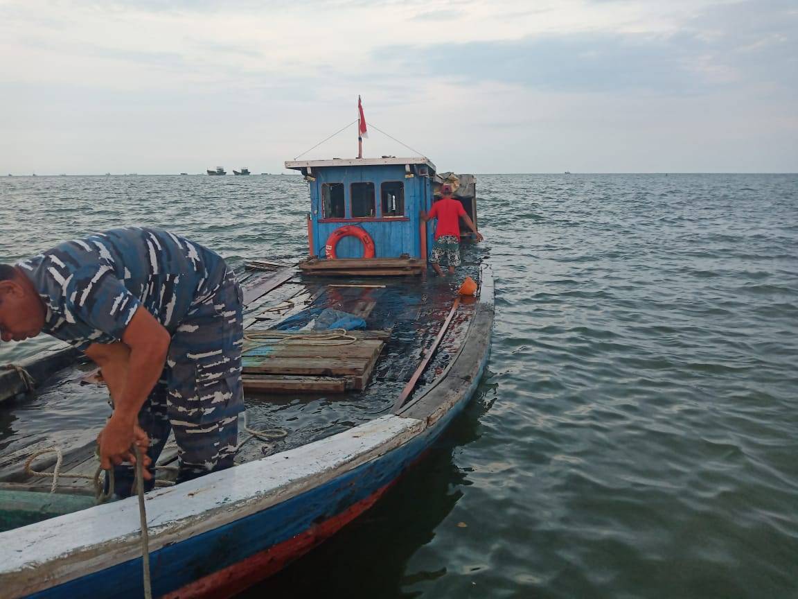 TNI AL Evakuasi ABK KM Aina Jaya di Perairan Belawan TNI AL Evakuasi ABK KM Aina Jaya di Perairan Belawan
